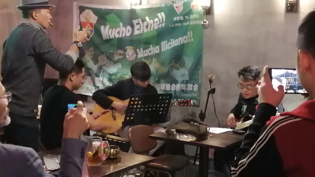 Se hace viral el vídeo de unos aficionados chinos cantando el Mucho ...