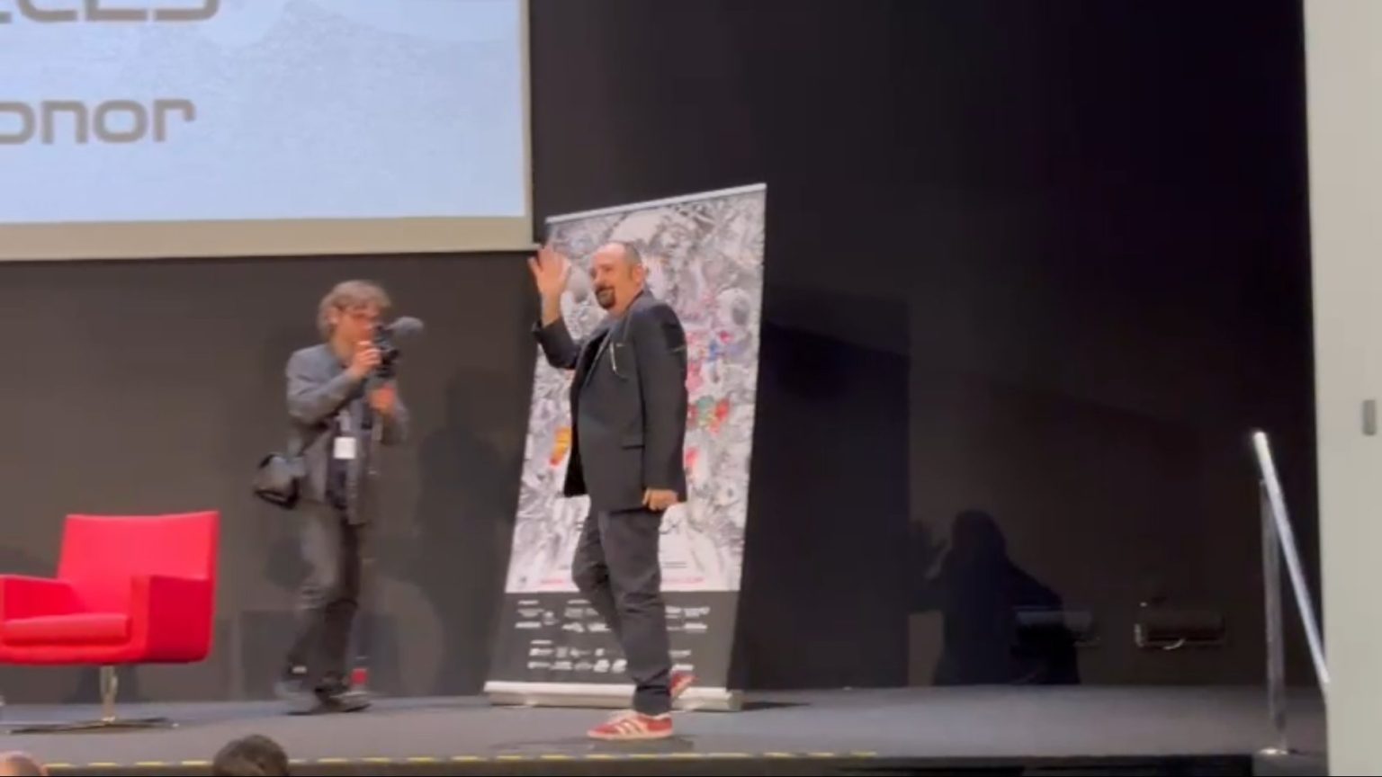 FantaElx entregó el Premio de Honor al actor y guionista Carlos Areces ...
